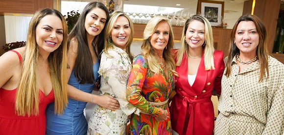 Mara Ferraz celebra seus 53 anos ao lado de personalidades
