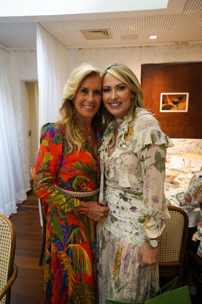 Mara Ferraz celebra seus 53 anos ao lado de personalidades